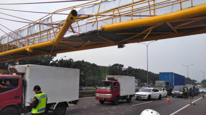 JPO Tol Bambu Apus Rusak Ditabrak Truk Bor Minyak - Wartakotalive.com