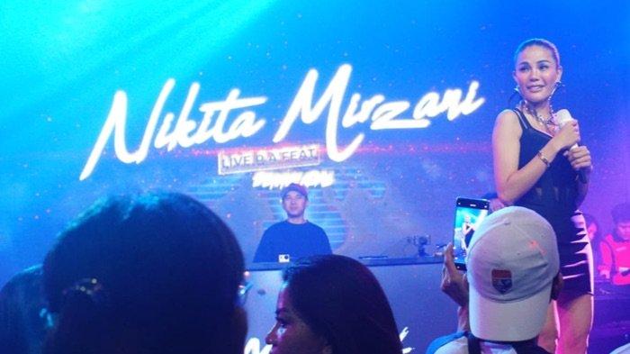 Nikita Mirzani Tampil Seksi hingga Membuat Heboh Pengunjung Saat Bernyanyi Ditemani DJ Denny ...