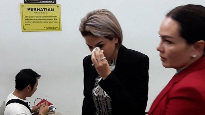 Dikenal Wanita Tangguh, Nikita Mirzani Mendadak Berlinang Air Mata ...