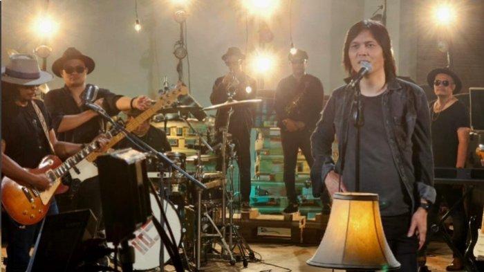 Once Mekel Putar Video Klip Lagu 'Untuk Kita', Hadirkan Aurelie ...