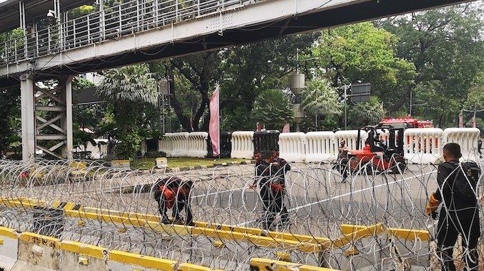 Jelang Demo Tolak Kenaikan Harga BBM, Kawasan Patung Kuda Ditutup dengan Kawat Berduri ...