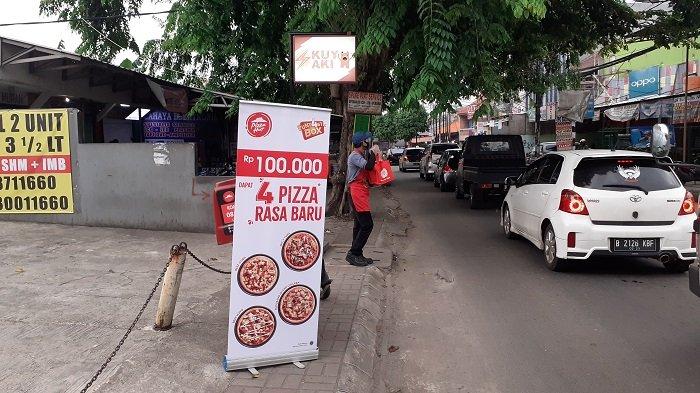 Rela Turun ke Jalan Jajakan Produknya, Ternyata Satu Toko Pizza Hut ...