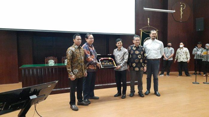 Guru Besar Orthopedi FKUI Luncurkan Dua Inovasi Alat Fiksasi untuk ...