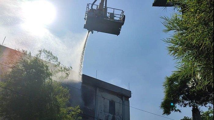 Terkendala Asap Tebal dan Sumber Air, Kebakaran Kantor Percetakan di Sunter Agung Tak Kunjung ...