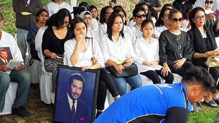 Chris Pattikawa Dimakamkan, Rina Hasyim Berusaha Tegar, Cantika GAC ...