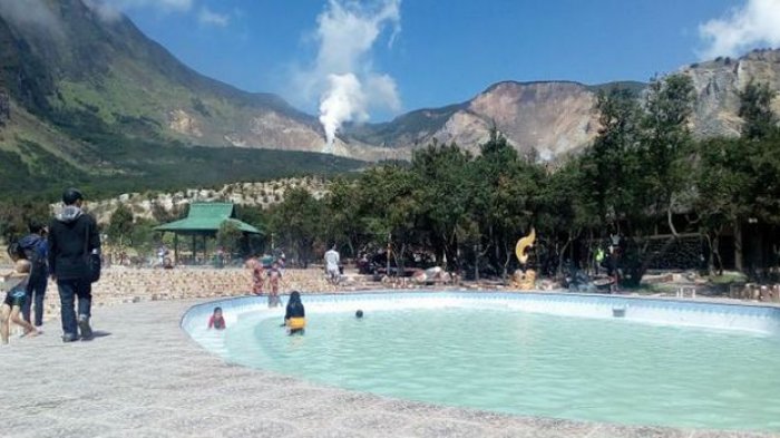 Berendam di Pemandian Air Panas di Garut Jawa Barat Bersama Keluarga saat Akhir Pekan ...