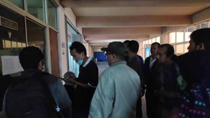 JakMart Penuh Sesak Pembeli Masker, Gerai Penjualan Dipindah ke Kantor ...