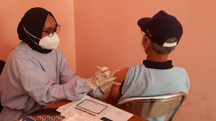 Warga Kelurahan Rorotan Antusias Mengikuti Vaksinasi Booster Keliling ...