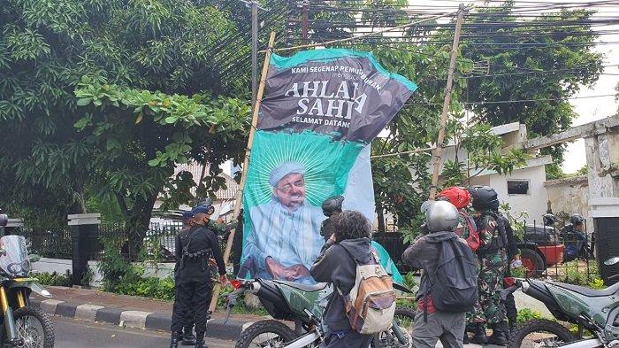 TNI Copoti Baliho dan Spanduk Rizieq Shihab FPI Curiga atas Perintah ... TNI Copoti Baliho dan Spanduk Rizieq Shihab FPI Curiga atas Perintah ...