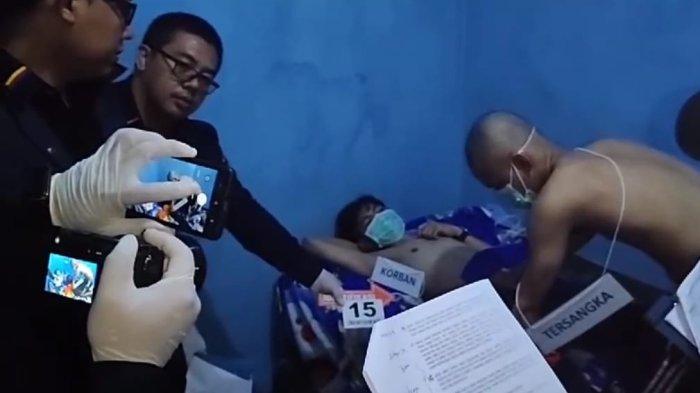 Rekonstruksi Pembunuhan Mahasiswi di Depok, Pelaku Cekik Lalu Paksa Hubungan Badan ...