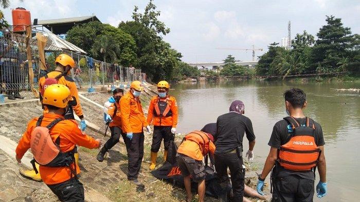 Seorang Kakek Tanpa Identitas Ditemukan Tewas Mengambang di Kali Bendung Bekasi - Wartakotalive.com
