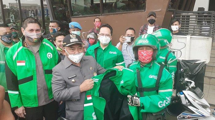 Pemkot Bekasi Izinkan Ojol Angkut Penumpang, Pengemudi dan Penumpang ...