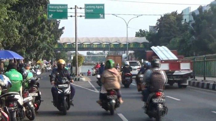 Meskipun Sudah Telan Korban, Banyak Pemotor Masih Nekat Lawan Arah di Jalan Raya Lenteng Agung ...