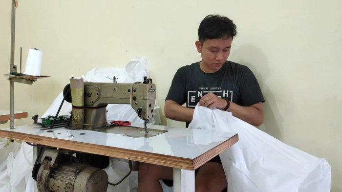 Pengusaha Konveksi Rumahan Ini Produksi APD - Wartakotalive.com