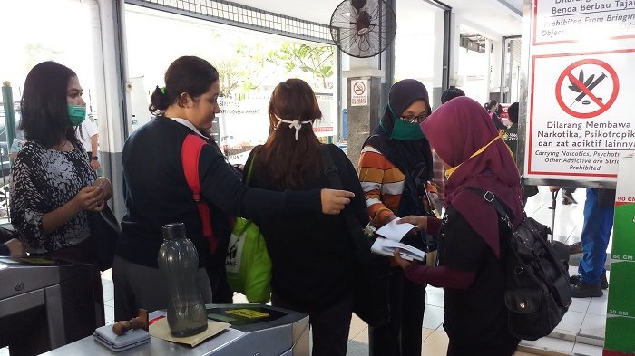 Takut Dimarahi Bos, Penumpang KRL Serbu Surat Keterangan Terlambat ...