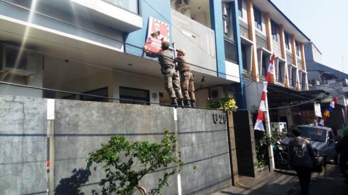 Penunggak Pajak Bumi dan Bangunan di Palmerah Ditempeli Stiker ...