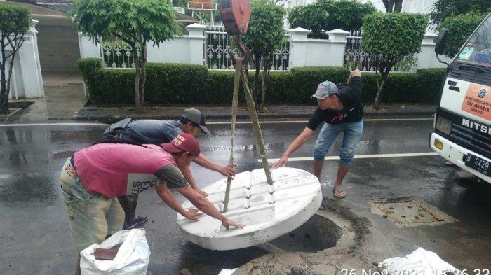 Penutup Sumur Resapan yang Dianggap Proyek Bodoh Oleh Netizen di Jalan ...