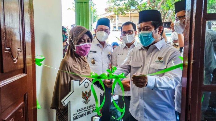 Mata Nenek Aisyah Berkaca-kaca, Rumahnya Dibedah Pemkot Jaksel dan BAZNAS DKI Jakarta ...