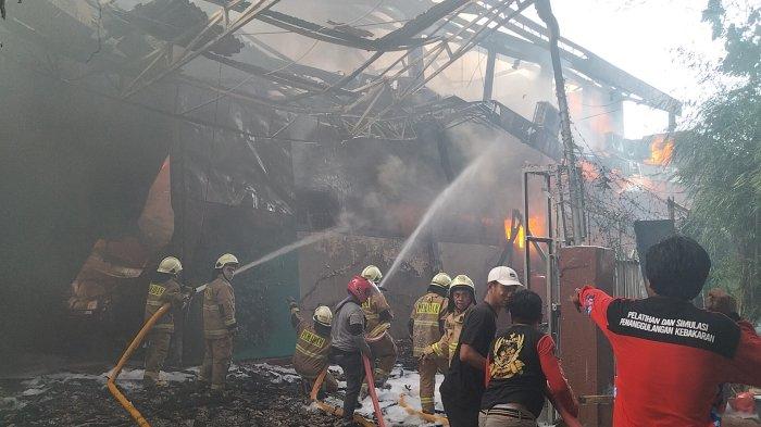 Tiga Jam Berlalu, Kebakaran Pabrik Cat di Penjaringan Jakarta Utara Belum Bisa Dipadamkan ...