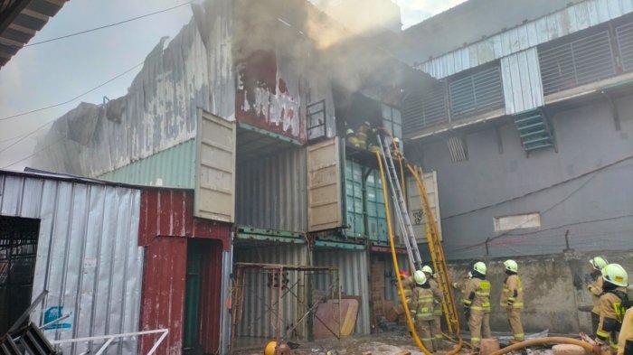 Diduga Alami Korsleting Listrik, Gudang Kabel Fiber Optik di Koja Ludes Terbakar - Wartakotalive.com
