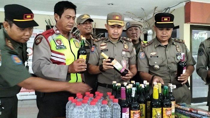 Satpol PP Kecamatan Pademangan Sita Ratusan Botol Miras Ilegal dan Puluhan Petasan ...