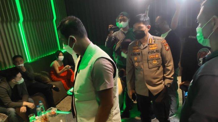 Polisi Segel Embassy Club SCBD Karena Langgar PPKM, Satu Sekuriti ...