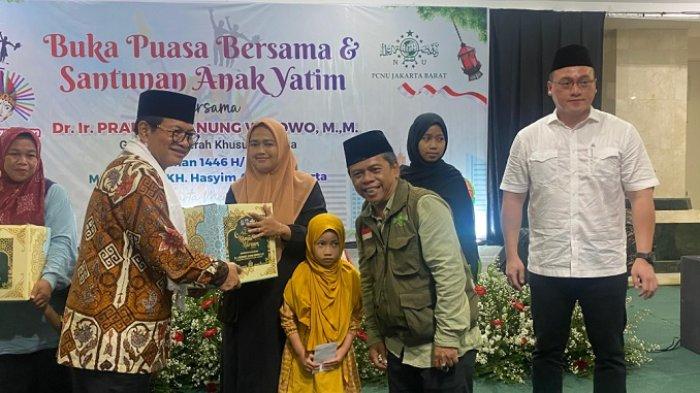 Gubernur Pramono Beri Satunan 1.500 Anak Yatim di Masjid Raya KH ...