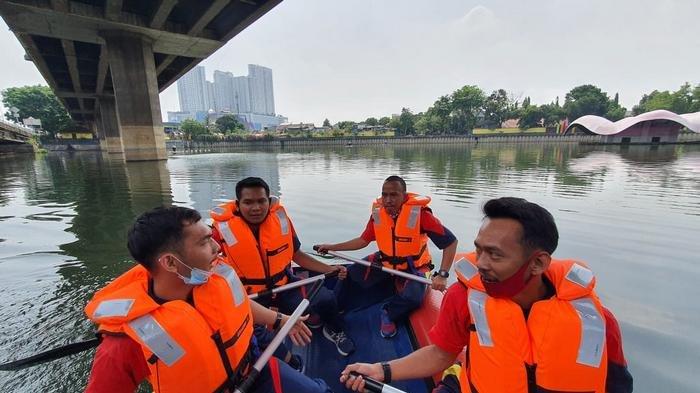 Latihan Evakuasi Korban Tenggelam, Puluhan Damkar Susuri Waduk Grogol ...