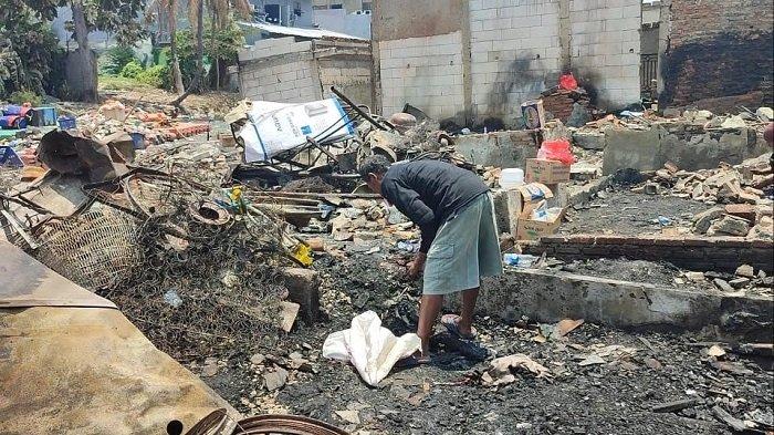 Rajum Hanya Bisa Pasrah, Kebakaran di Kebon Bawang Menghanguskan Rumah ...