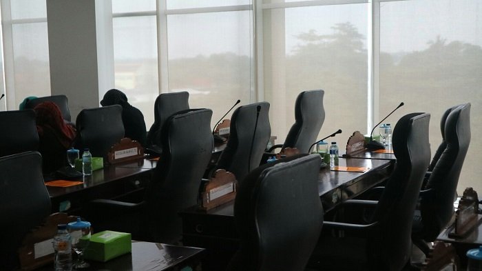 Begini Pemandangan Rapat Paripurna DPRD Tangsel, Ada yang Titip Absen ...