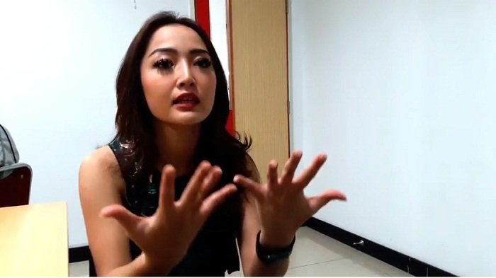 BERITA VIDEO: Sedang Ganti Baju, Ratu Azalia Diganggu Mahluk Halus ...