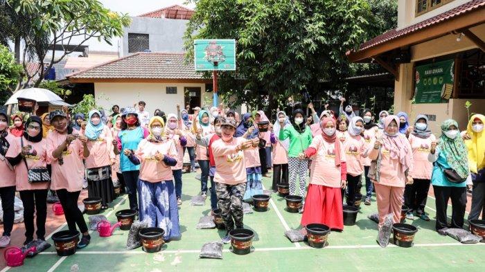 Emak-emak di Malakasari Duren Sawit Bagi-bagi Pohon Cabai Bentuk Dukung Ganjar Pranowo Presiden ...