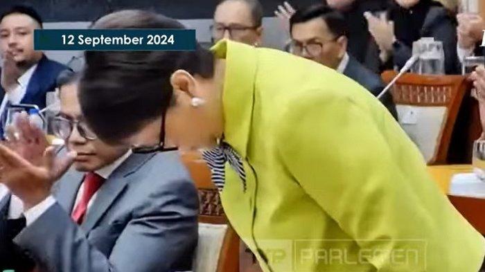 Standing Applause Untuk Menlu Retno yang Pamit Sampai Bungkukkan Badan ...