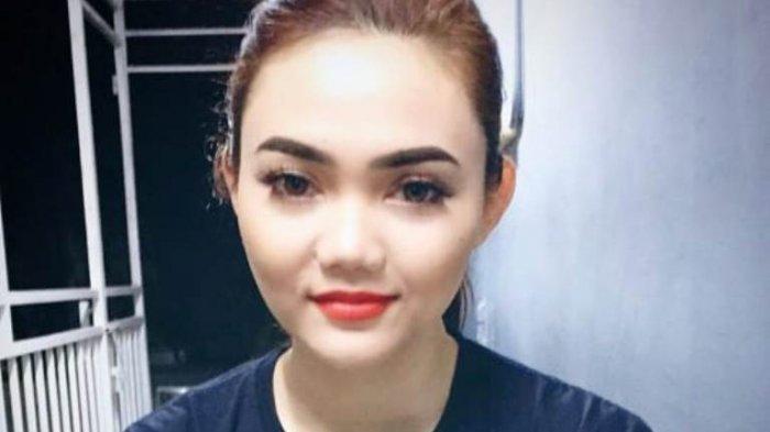 VIDEO Rina Nose Bersama Suami Hadiri Sidang Jerinx SID - Wartakotalive.com