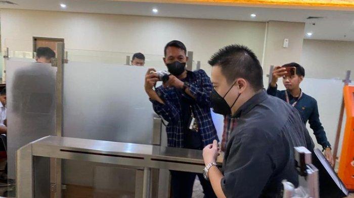Bareskrim Polri Limpahkan Tersangka Dugaan Penggelapan Rionald