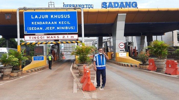Rudi Sudah Terbiasa, 32 Tahun Tetap Bekerja Sebagai Penjaga Gerbang Tol ...