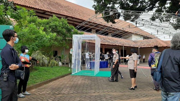 VIDEO: Suasana Rumah Duka Bob Hasan, Pelayat Disterilisasi ...