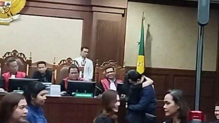Momen Senyum Sumringah Hakim Saat Tonton” Sandra Dewi Dan Harvey Moeis Berpelukan Di Depannya