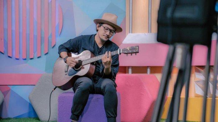 Sandy Canester Nyanyikan Lagu Di Rumah Aja Dukung Pemerintah Melawan ...