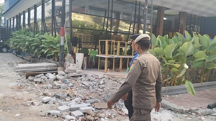 H-1 Batas Pembongkaran Mandiri, Satpol PP Bersiaga di Ruko Serobot ...