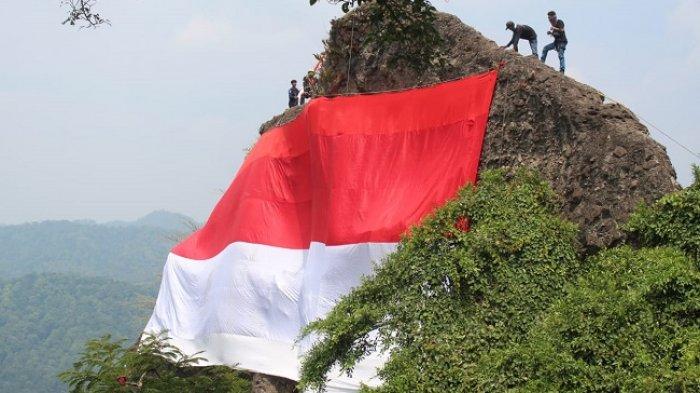 Bendera Berukuran Raksasa Berkibar di Gunung Munara Rumpin Bogor Jelang ...
