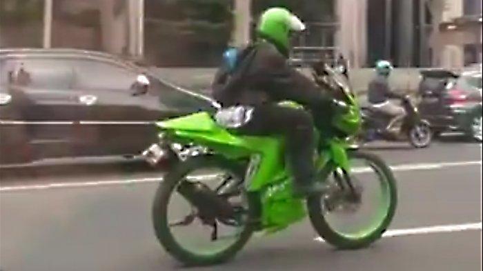 Unik, Seorang Pria Kayuh Sepeda yang Dimodifikasi Jadi Motor ...