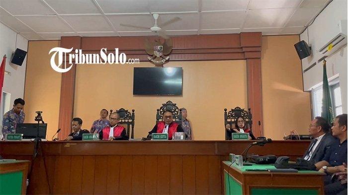 Sidang Gugatan Dugaan Ijazah Palsu, Tim Tipu UGM Hadirkan 2 Saksi Korban Janji Jokowi - Halaman ...