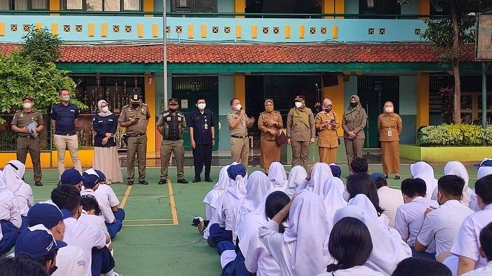 Hari Pertama Sekolah, Siswa SMAN 47 Jakarta Selatan Diberi Pengetahuan ...