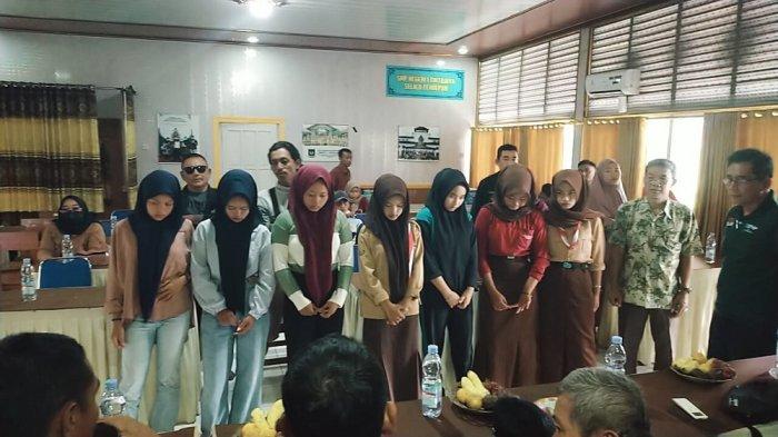 Siswi SMP Karawang Berkelahi hingga Viral di Medsos, Pemicunya Rebutan Cowok - Wartakotalive.com