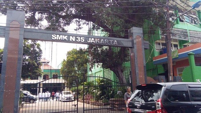 Siswa SMK 35 Jakarta Harus Tempuh 200 Meter untuk Capai Lapangan Sekolah - Wartakotalive.com
