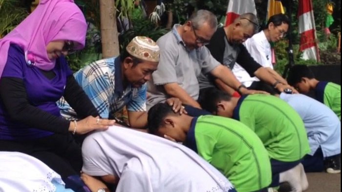 SMPN 209 Gelar Sungkeman dan Basuh Kaki, Guru dan Murid Sama-sama ...