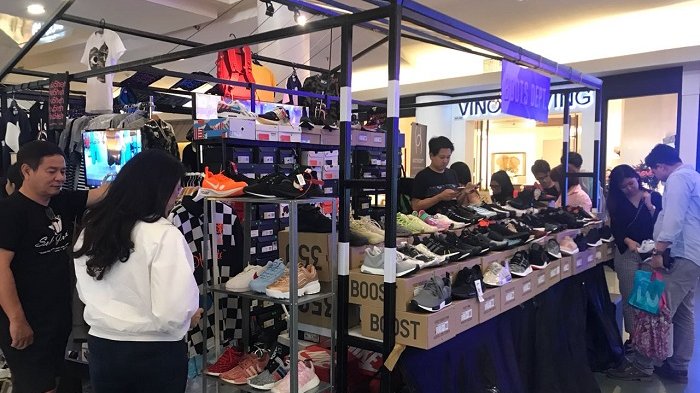 Pencinta Sneakers Rayakan HUT Kemerdekaan RI Berburu Koleksi Sepatu ...
