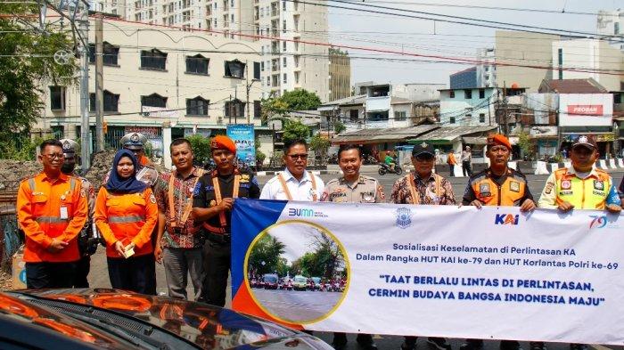 Peringati HUT ke-79 KAI dan HUT ke-69 Lalu Lintas, PT KAI Sosialisasi Keselamatan di Perlintasan ...