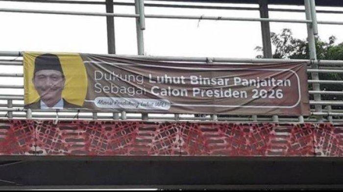 Spanduk Dukung Luhut Maju Capres Mejeng di JPO Pulogadung, Diturunkan Satpol PP karena Langgar ...